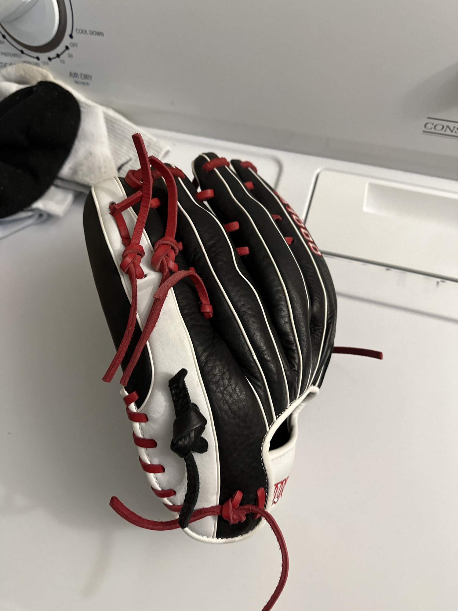 Wilson A1000 12.25 IN (Like new condition) | SidelineSwap