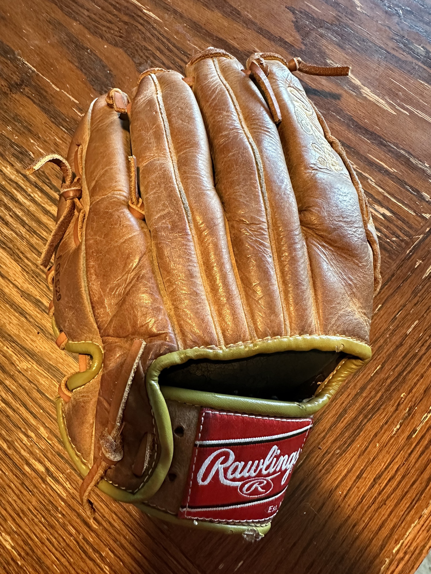 Relaxed/reconditioned Rawlings Youth Player Preferred-11.5’ RHT | SidelineSwap