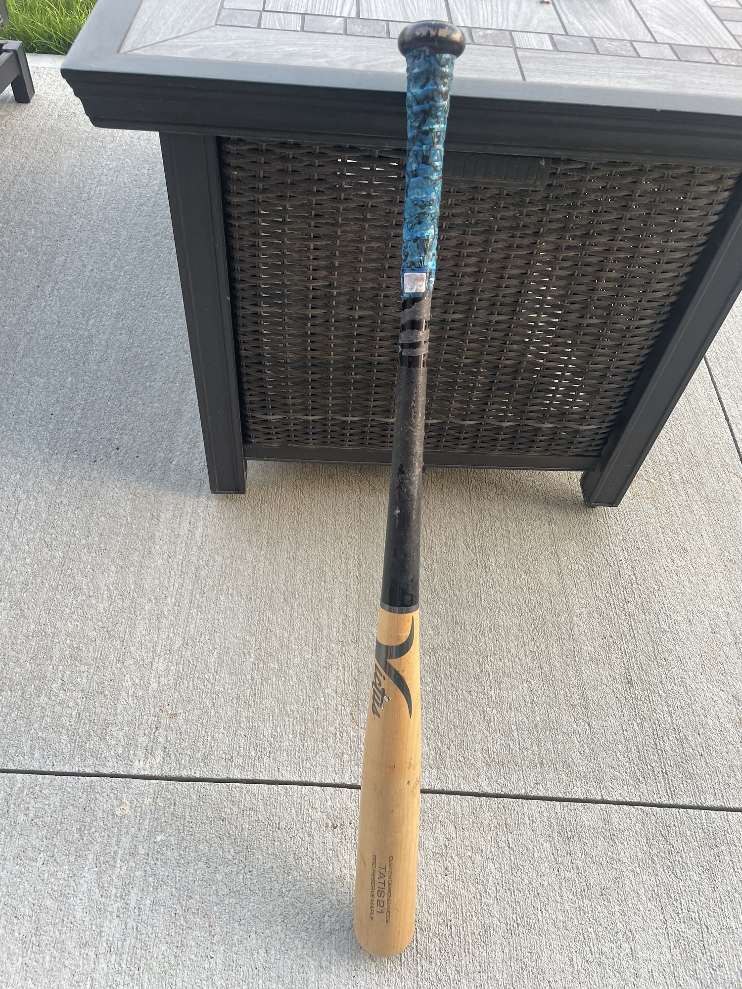 VICTUS TATIS 21 Pro Reserve Model Maple Wood 33" Bat | SidelineSwap