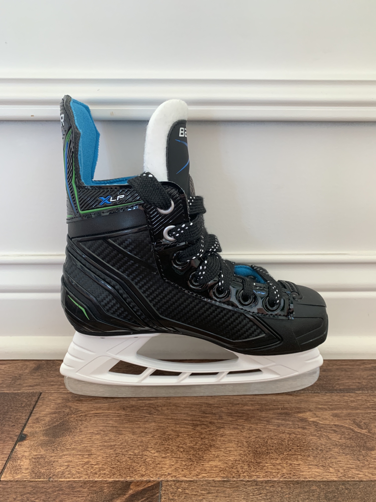 New Youth Bauer XLP Hockey Skates Regular Width 13 + Skate Guards ...